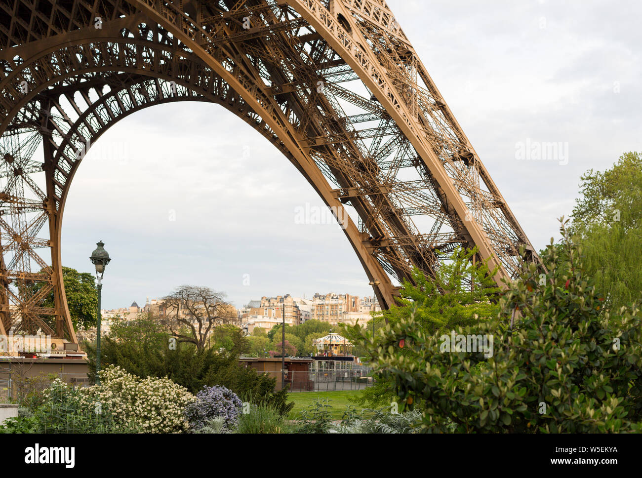 Eiffel Tower arch with gardens Stock Photo - Alamy