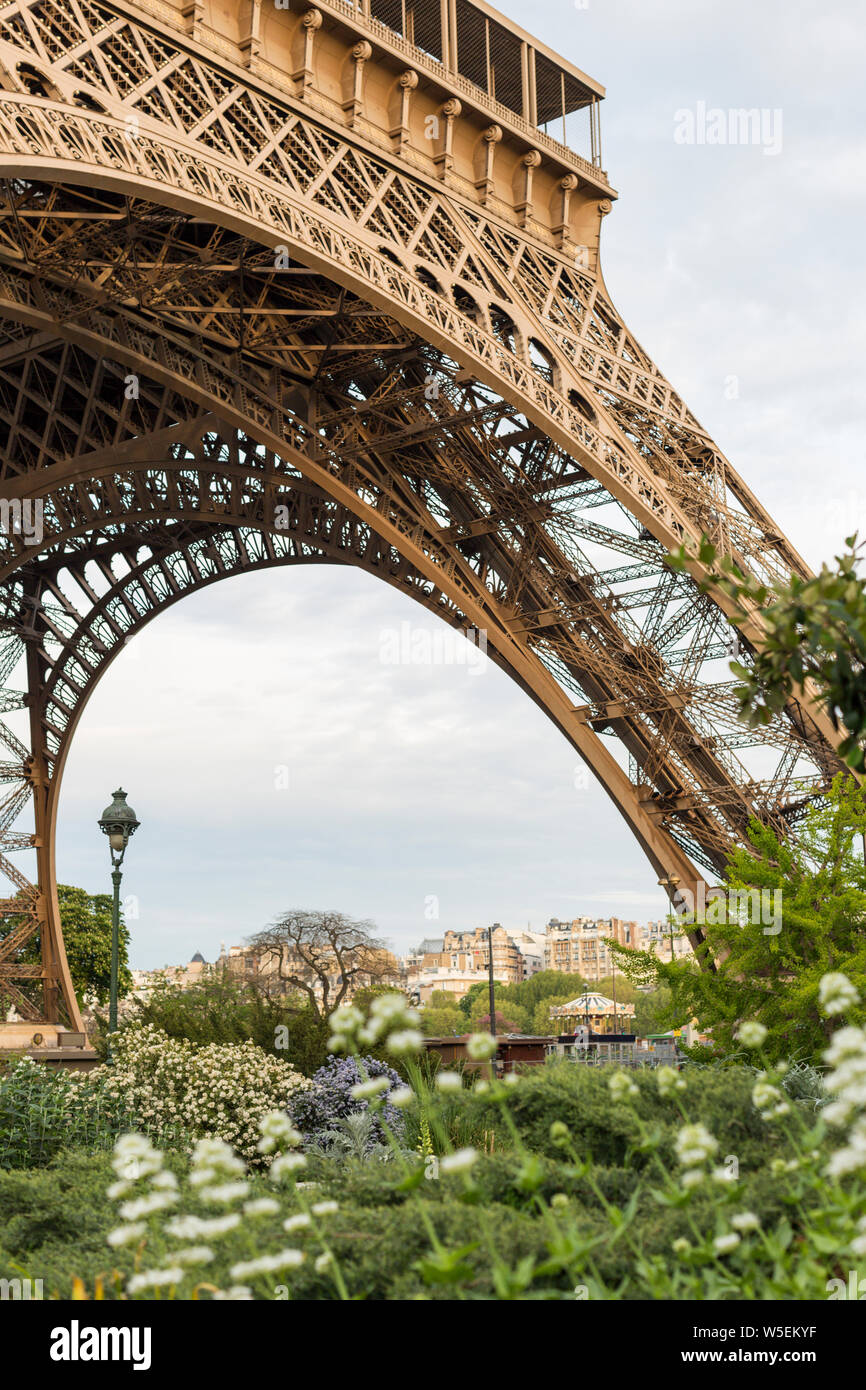 Eiffel Tower arch with gardens Stock Photo - Alamy