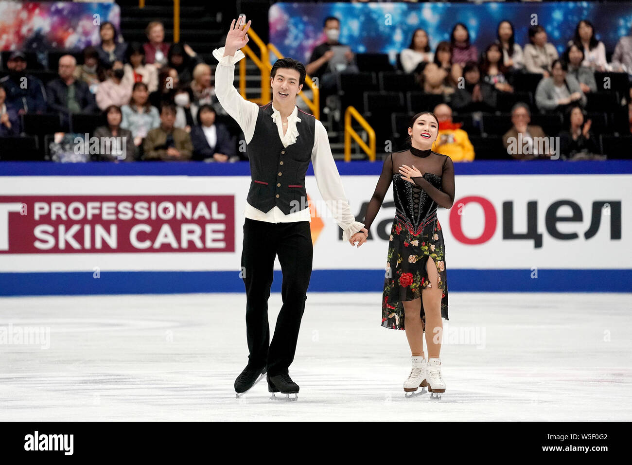 Chinese figure skaters Wang Shiyue and Liu Xinyu compete in the Ice ...