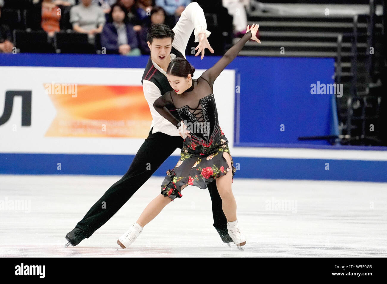 Chinese figure skaters Wang Shiyue and Liu Xinyu compete in the Ice ...