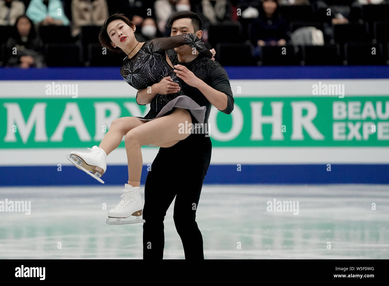 Chinese figure skaters Peng Cheng and Jin Yang compete in the Pairs ...