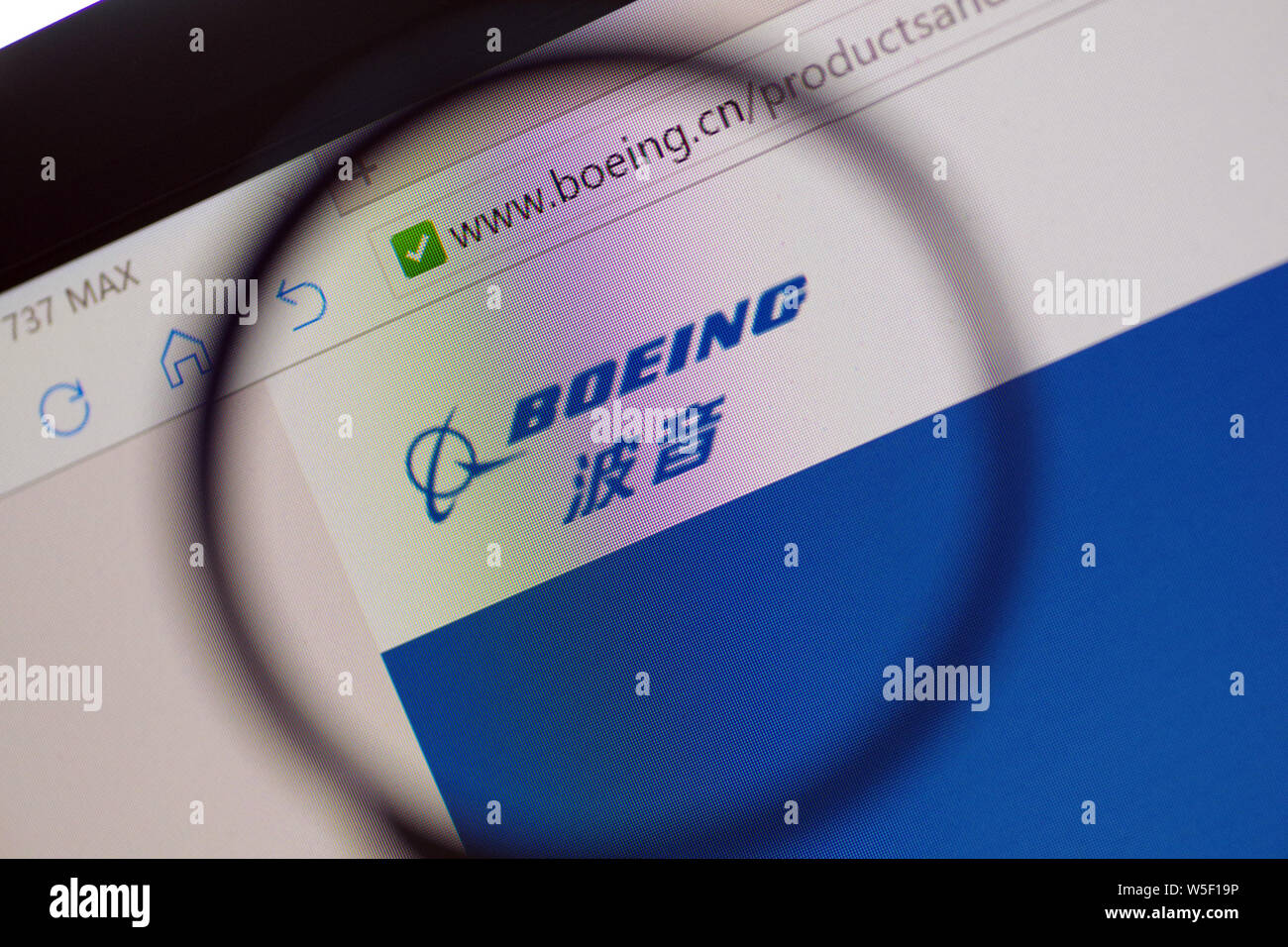 --FILE--A Chinese netizen browses the website of Boeing on his computer ...
