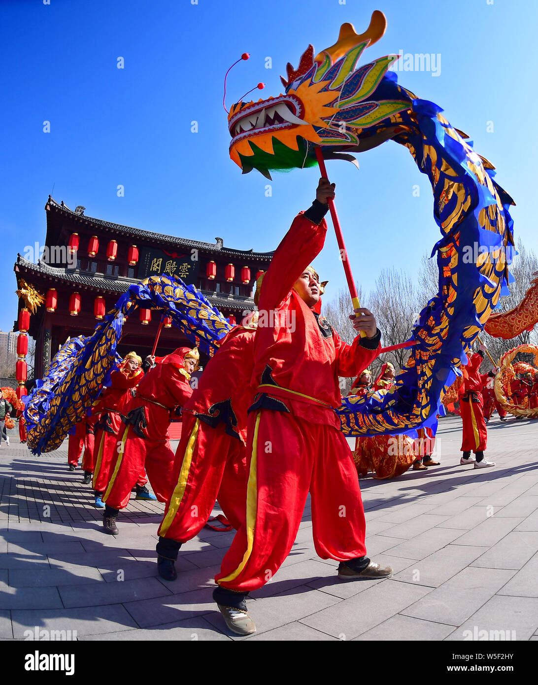 Chinese entertainers perform dragon dance to celebrate the Longtaitou ...