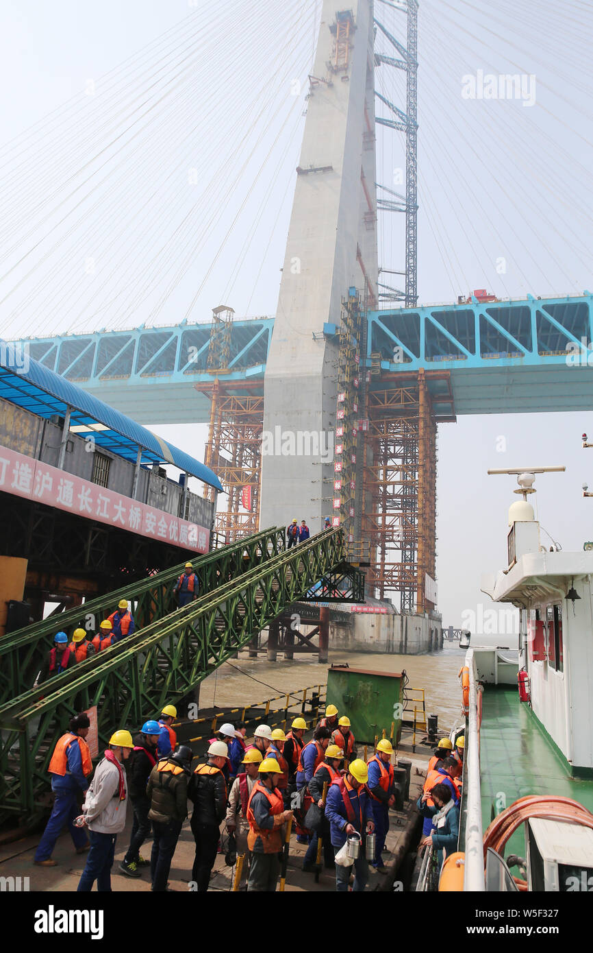 The world's longest cable-stayed bridge, the Hutong (Shanghai-Nantong ...