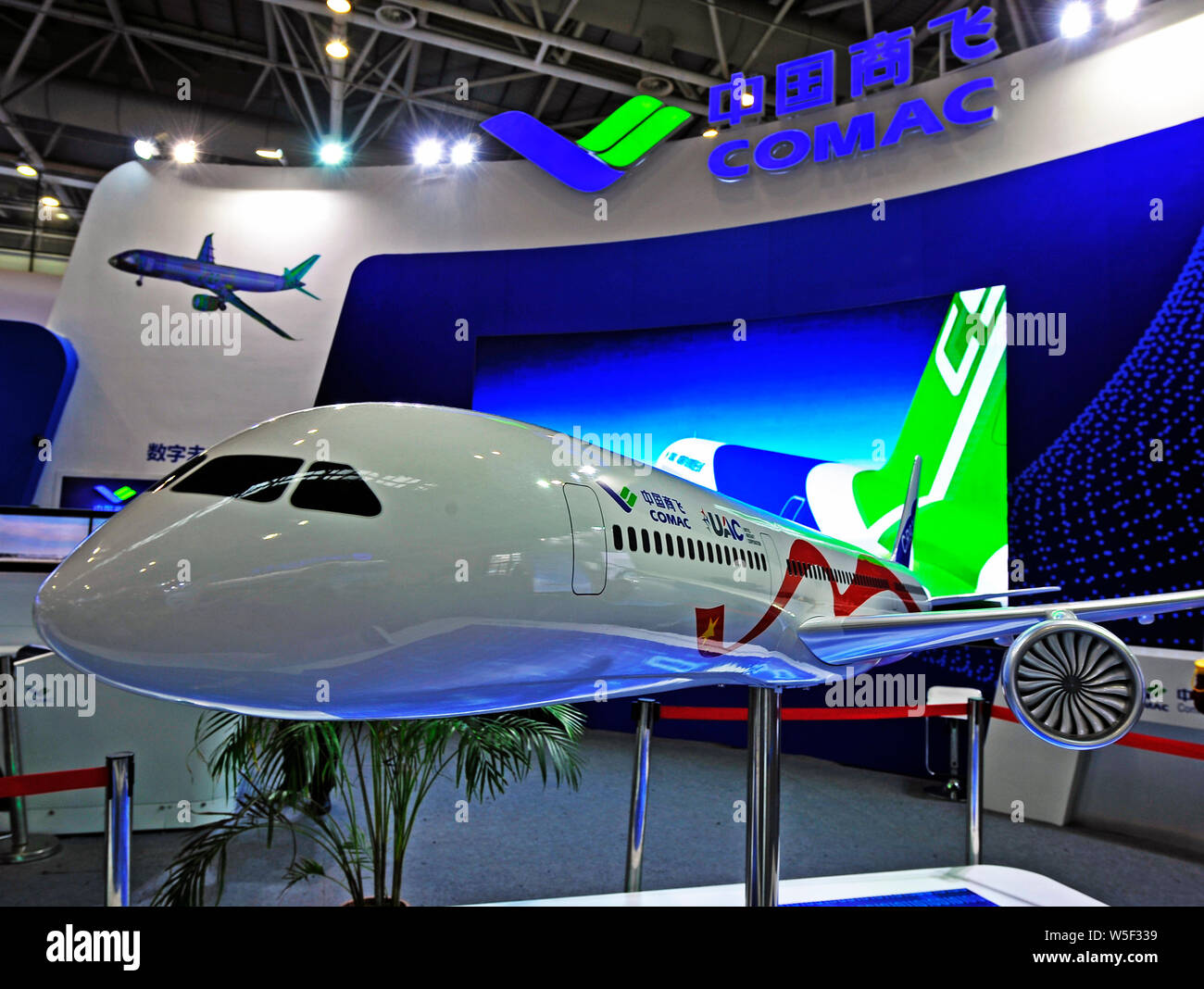 --FILE--A model plane of CR929 widebody passenger jet of COMAC ...