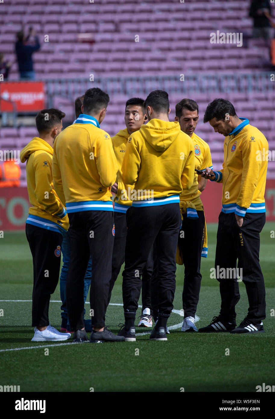 Wu Lei, center, talks with teammates of RCD Espanyol during the warm-up ...