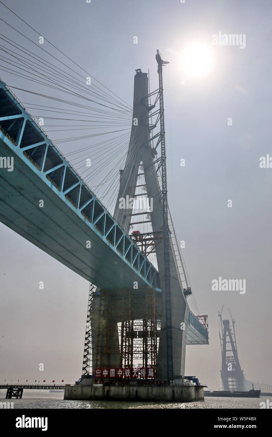 The world's longest cable-stayed bridge, the Hutong (Shanghai-Nantong ...