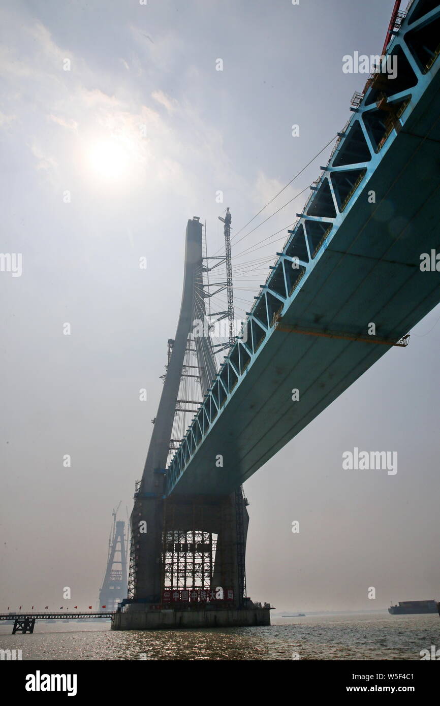 The world's longest cable-stayed bridge, the Hutong (Shanghai-Nantong ...