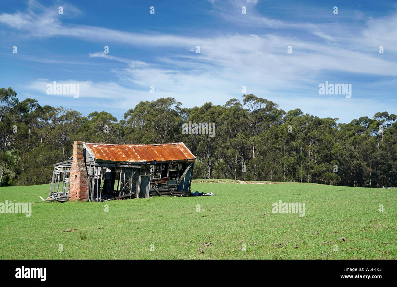 old derelict timber farm house abandoned in the countryside Stock Photo ...