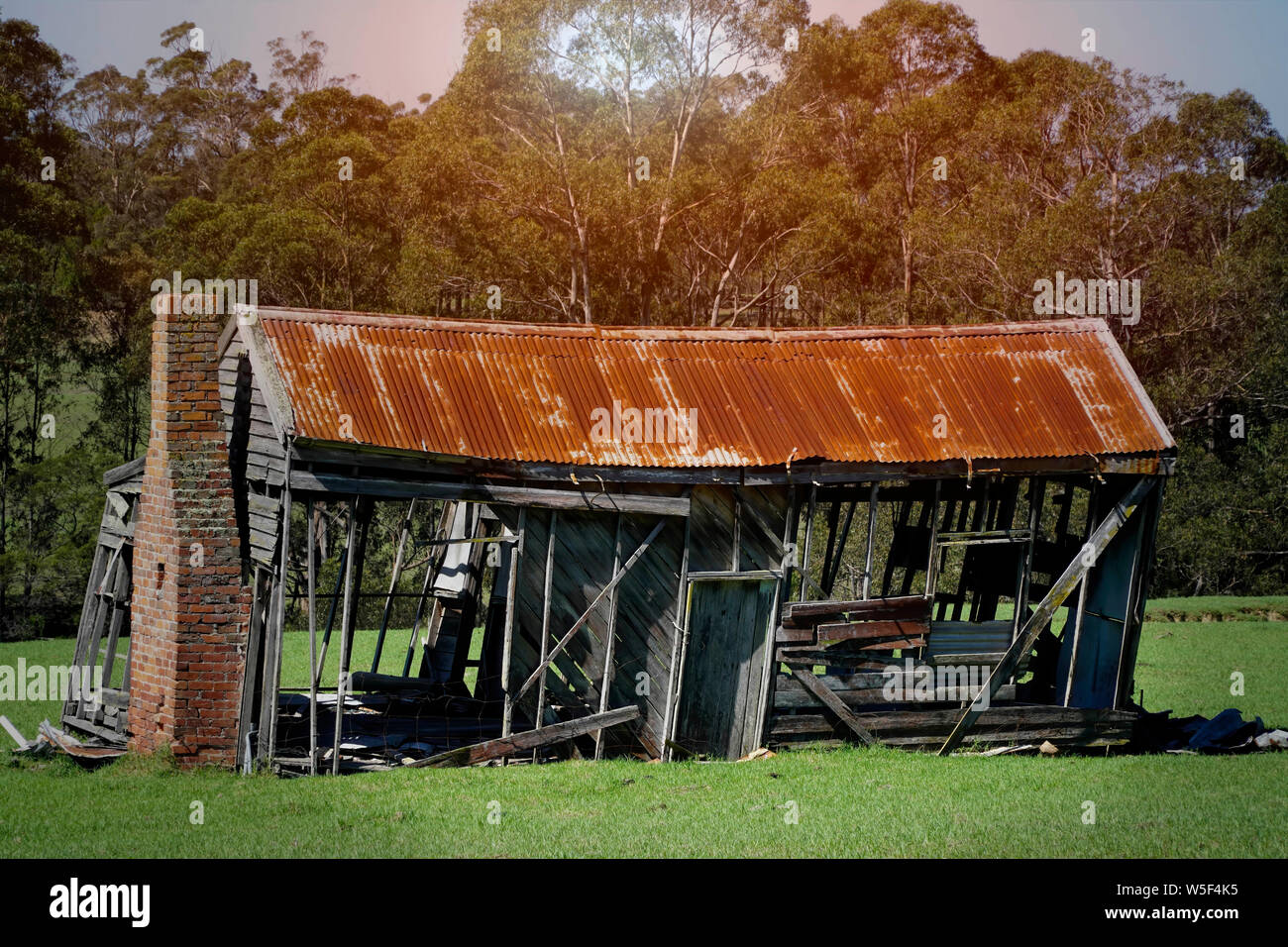 old derelict timber farm house abandoned in the countryside Stock Photo ...