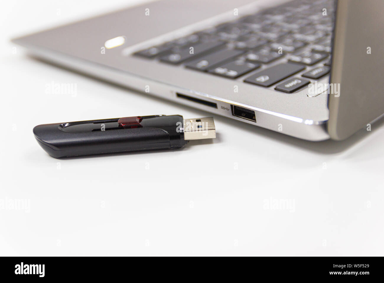 flash drive with laptop computer for conncet to USB port plug-in Laptop ...