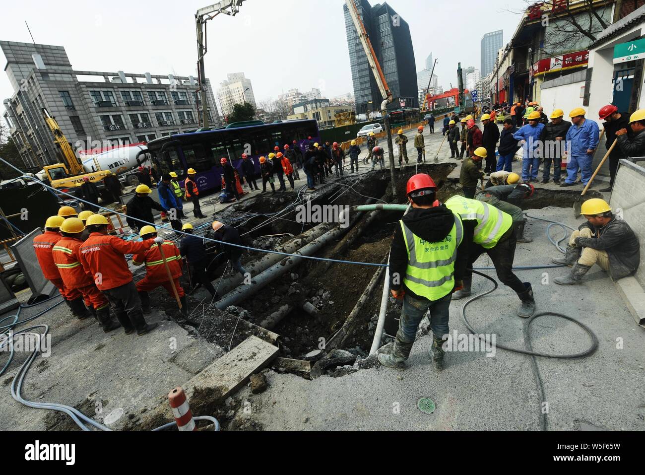 Road collapse hi-res stock photography and images - Alamy