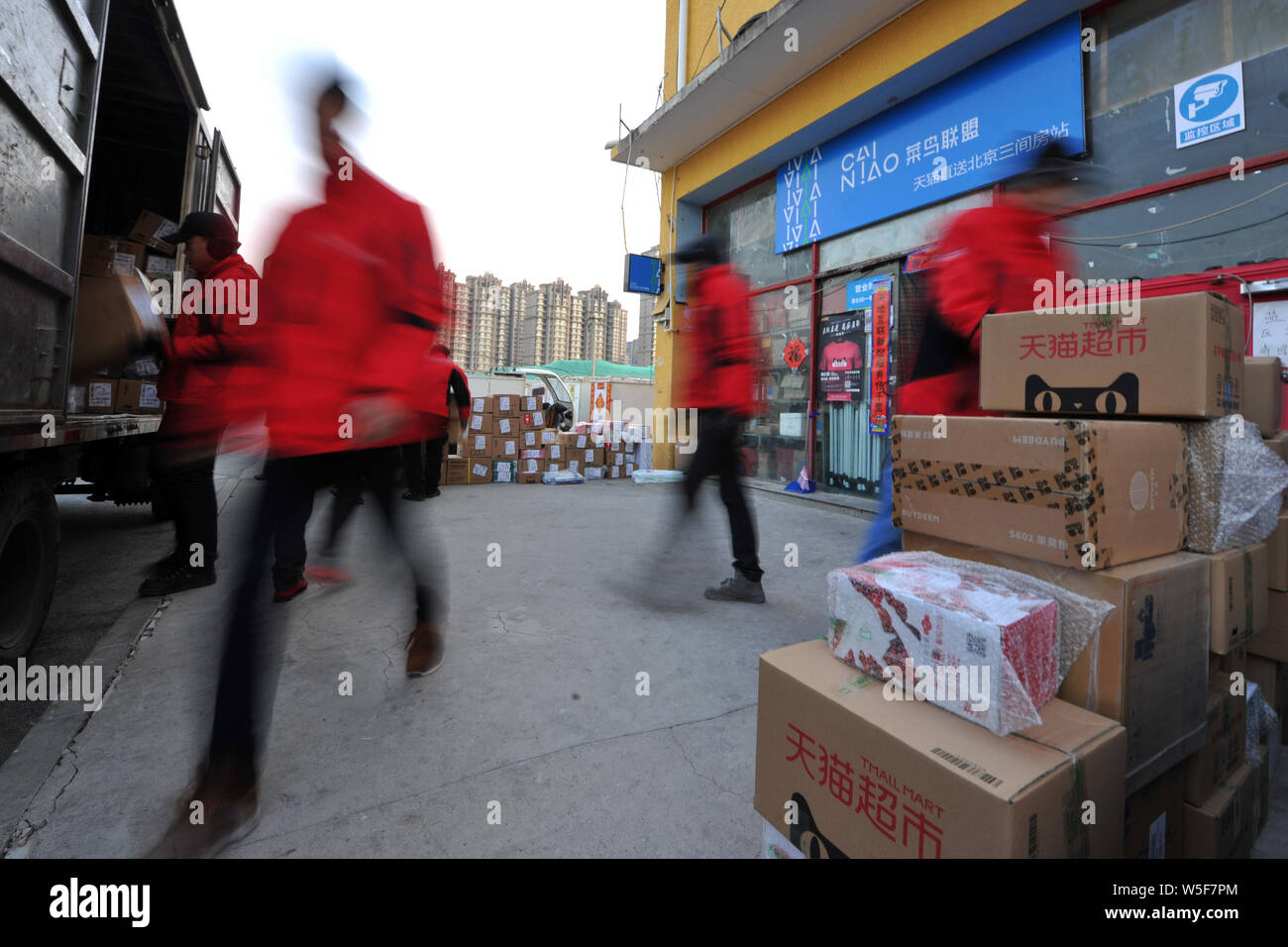 --FILE--Chinese couriers of an express delivery company sort out ...