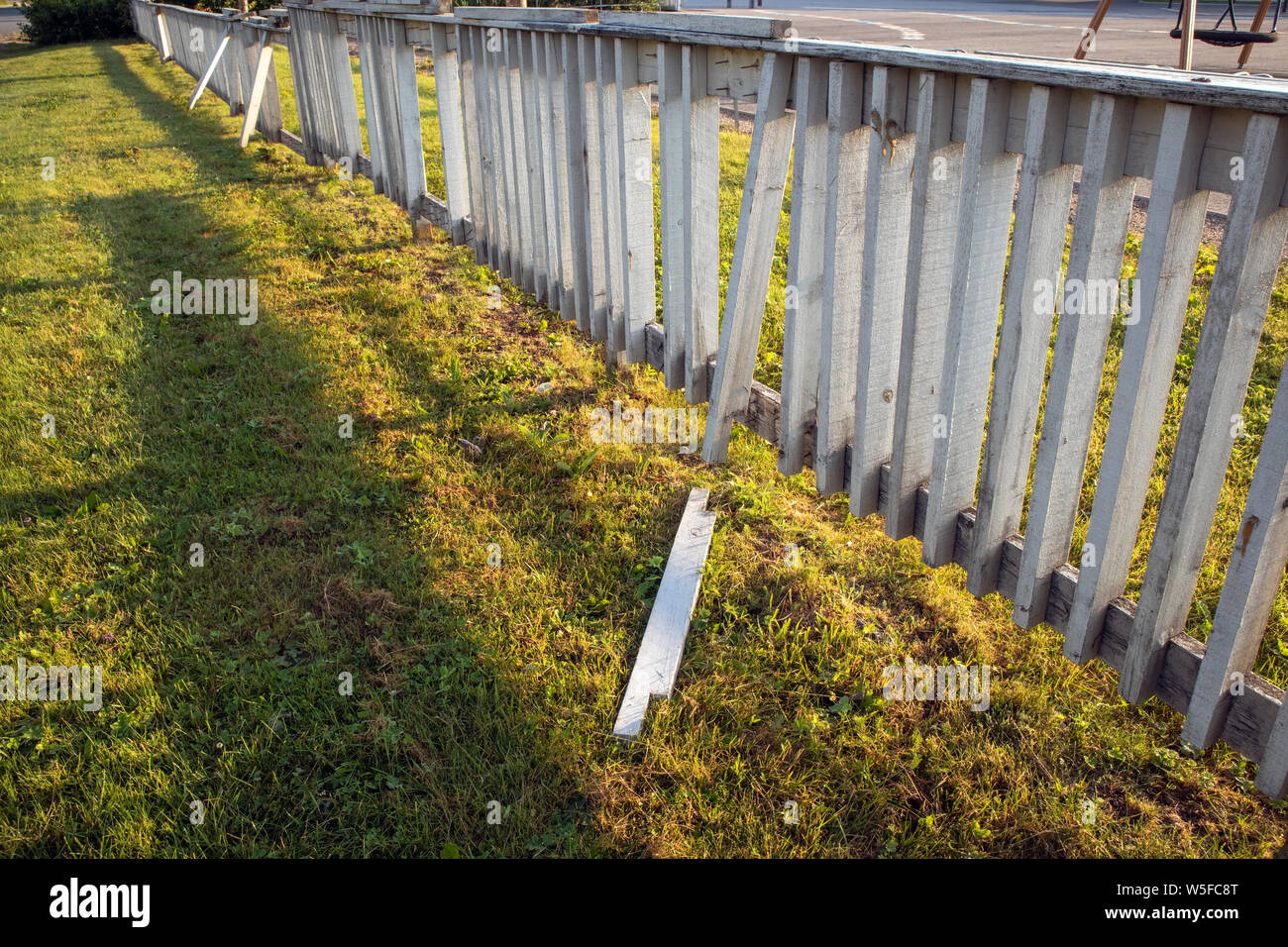broken white wooden fence Stock Photo - Alamy