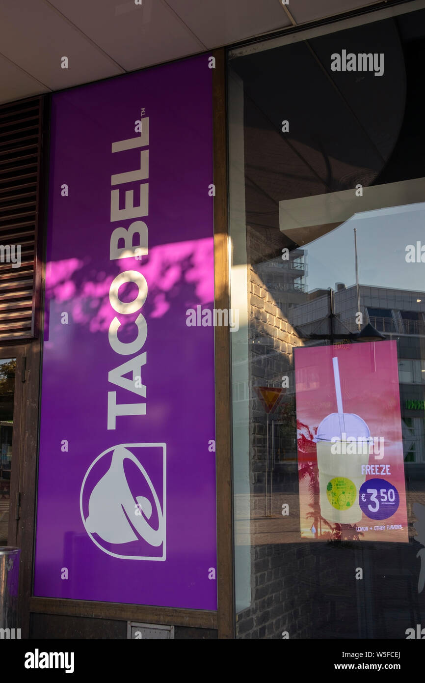 Taco bell sign hi-res stock photography and images - Alamy