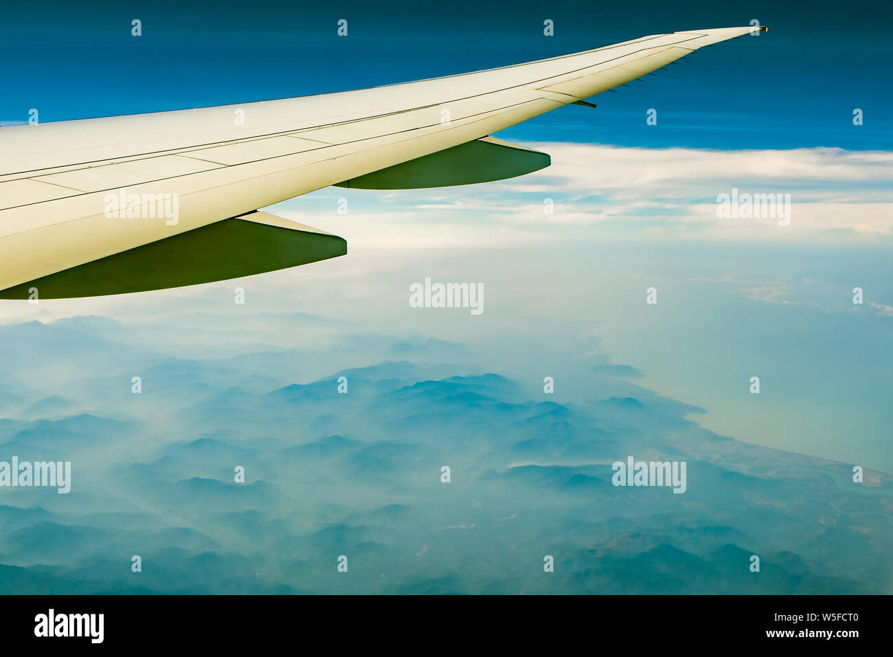 Plane over mountain hi-res stock photography and images - Alamy