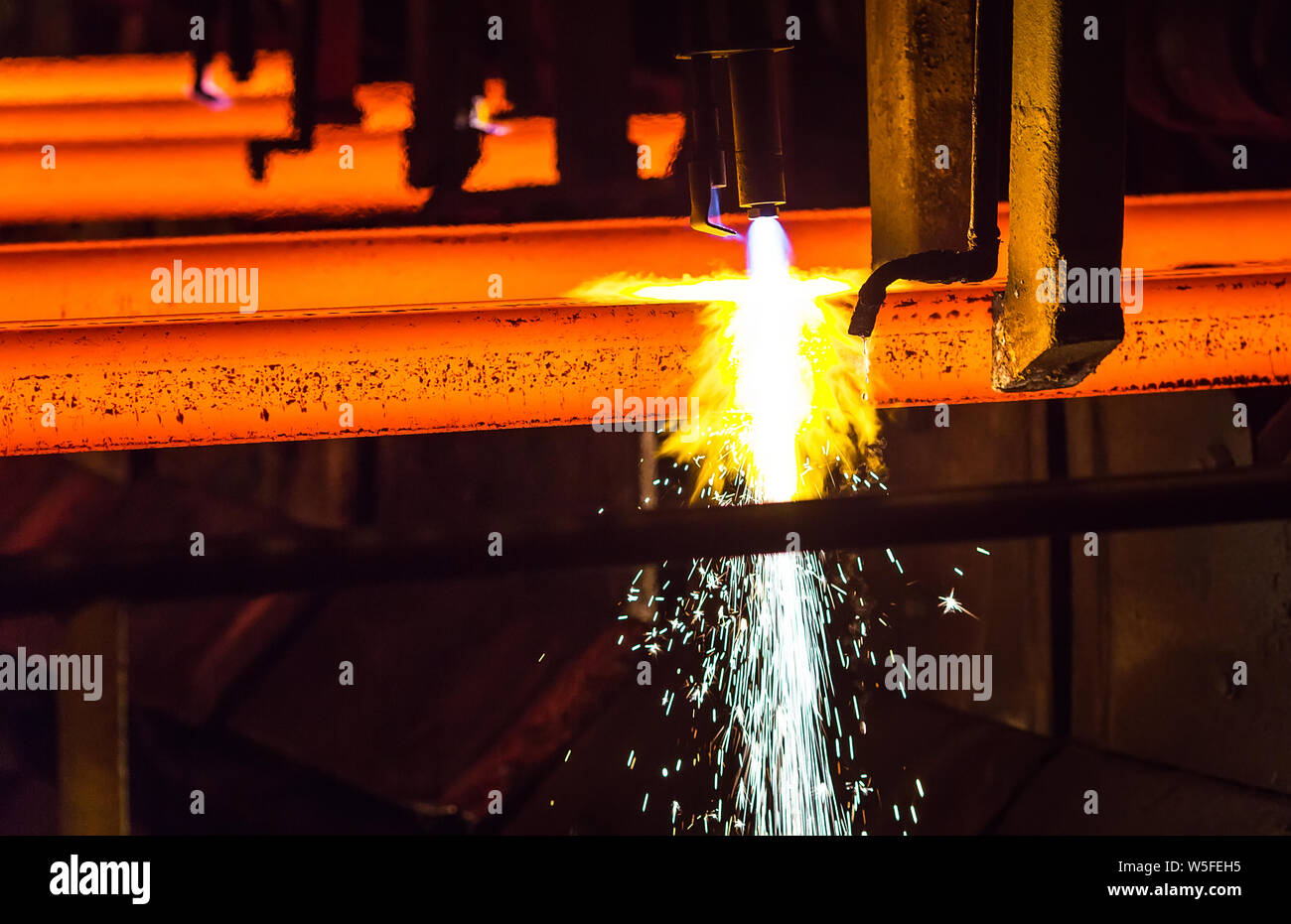 Torch cutting steel slab hi-res stock photography and images - Alamy
