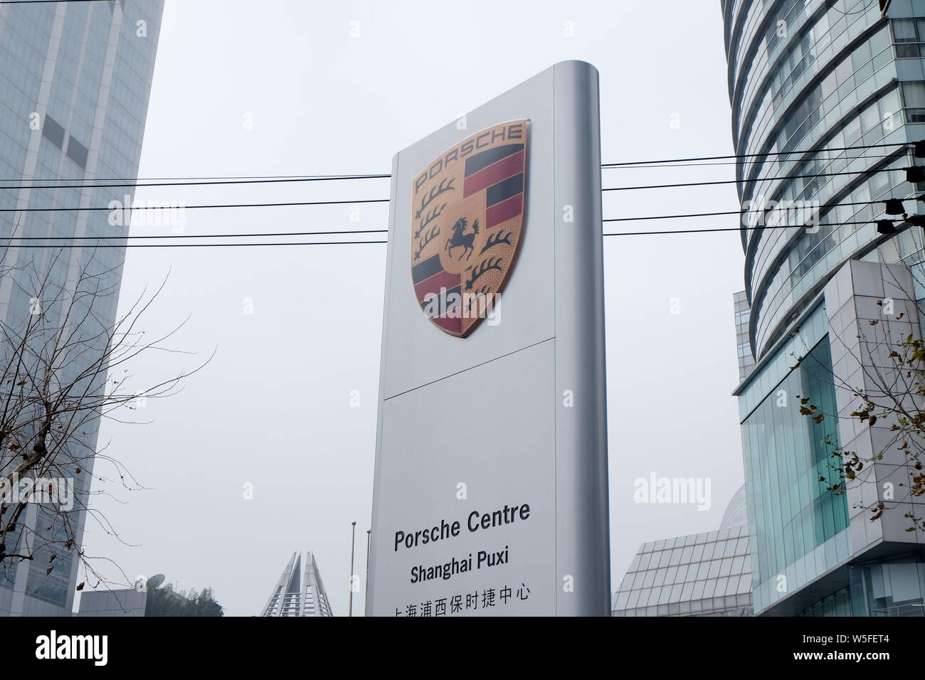 Porsche car store hi-res stock photography and images - Alamy