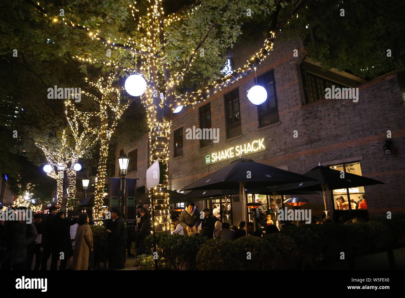 Chinese customers queue up outside the first Mainland China Shake Shack ...