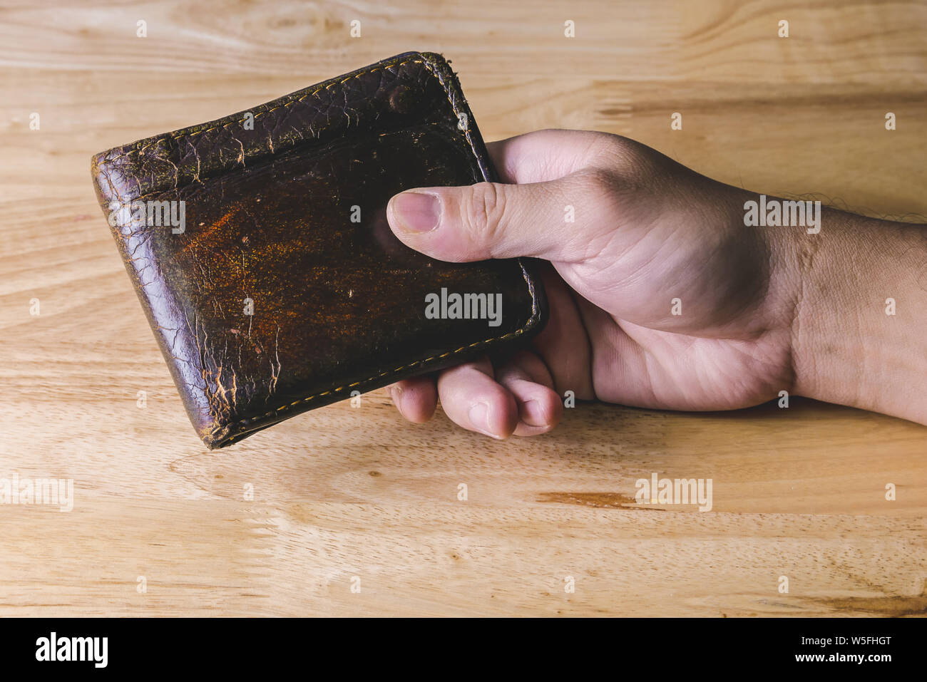 Woman empty wallet elderly hi-res stock photography and images - Alamy