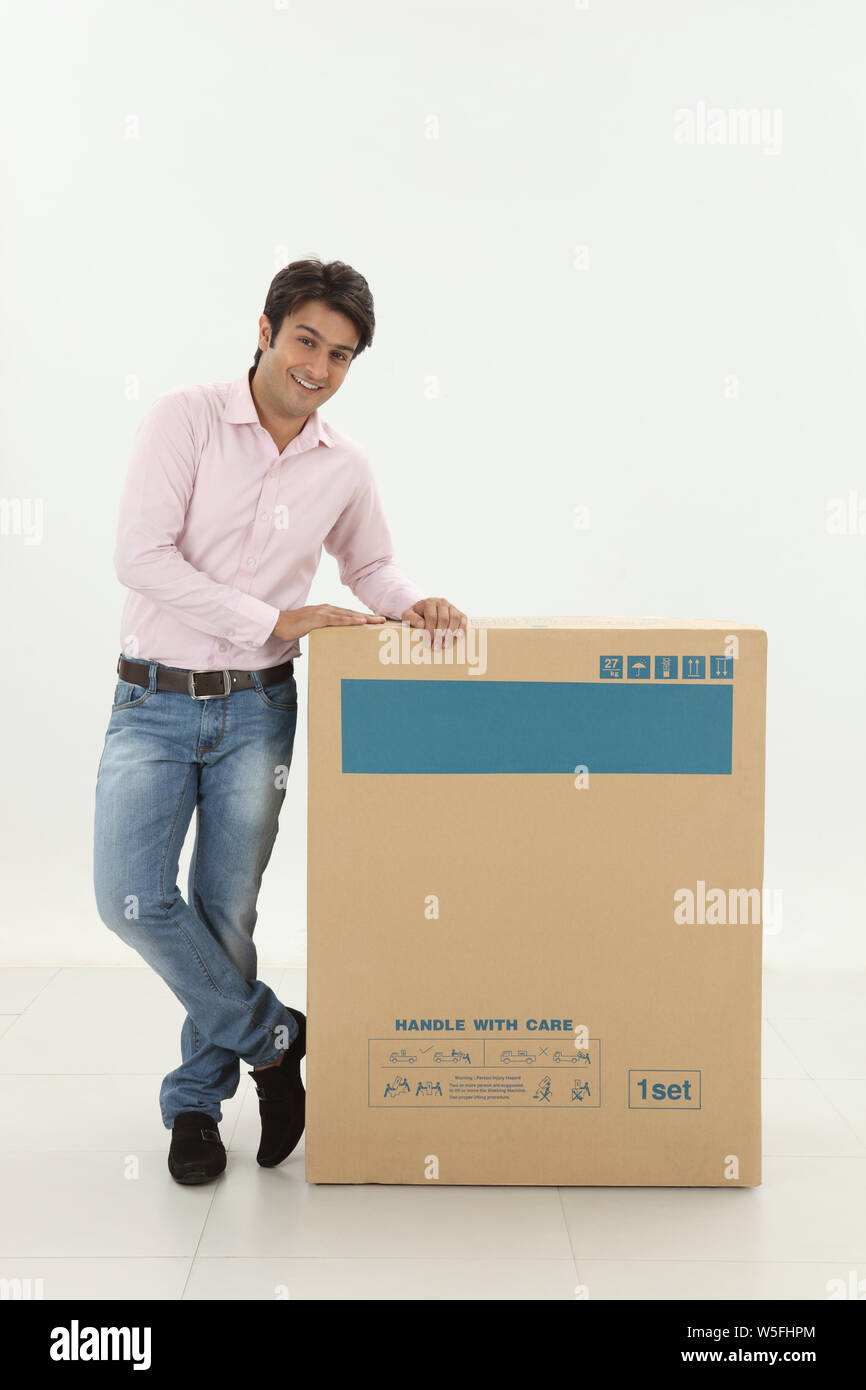 Salesman standing with a cardboard box Stock Photo - Alamy