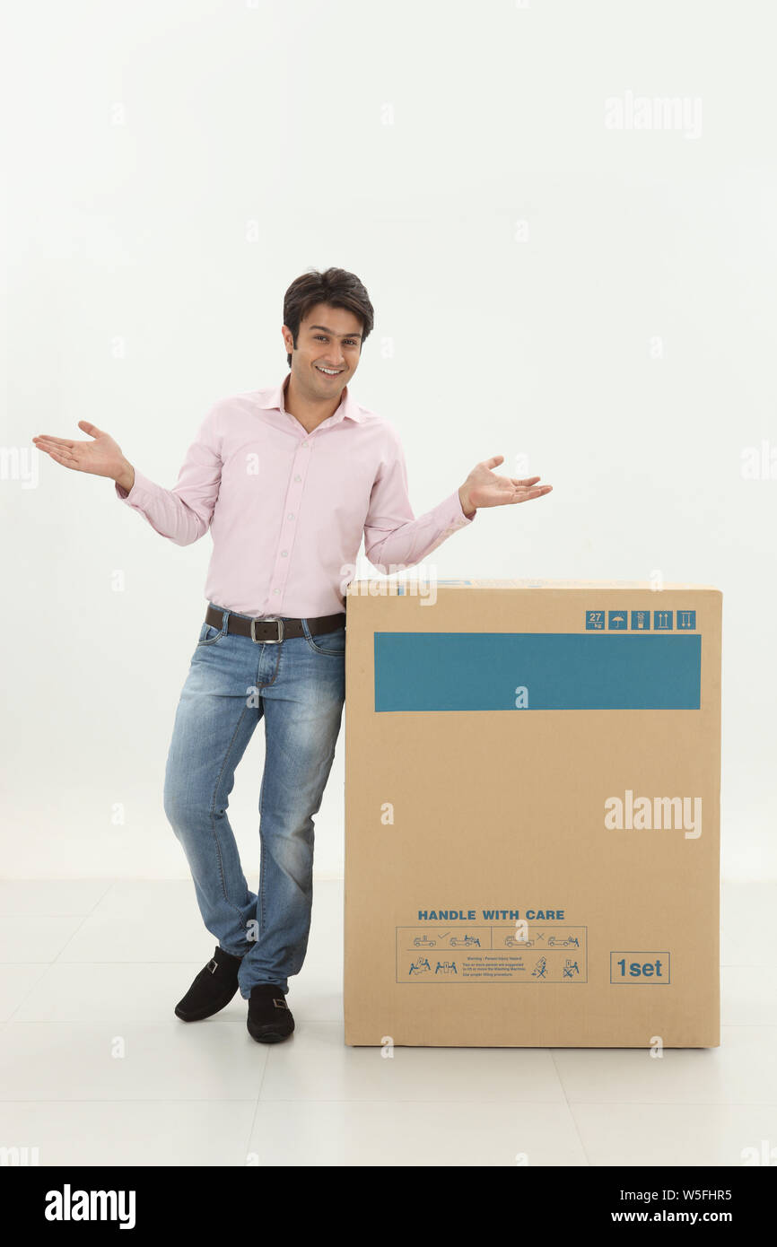 Salesman with a cardboard box smiling Stock Photo - Alamy