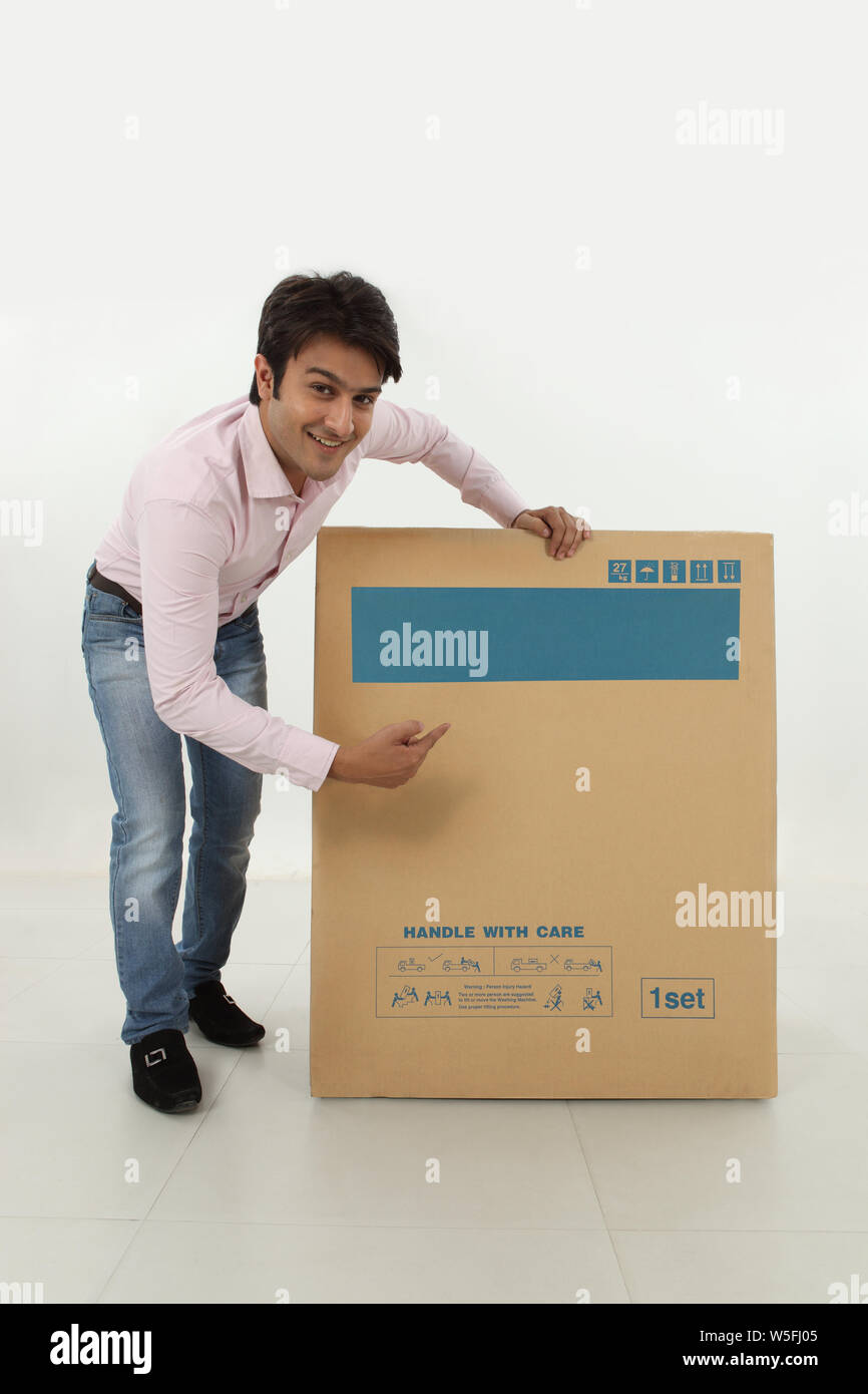 Salesman showing a cardboard box Stock Photo - Alamy