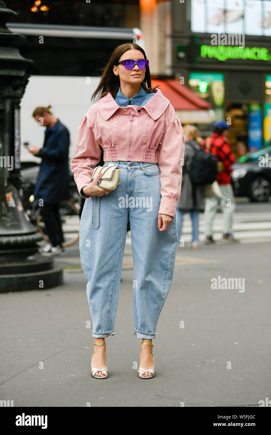 Paris Fashion Week Womenswear Fall/Winter 2019/2020 street snap in ...