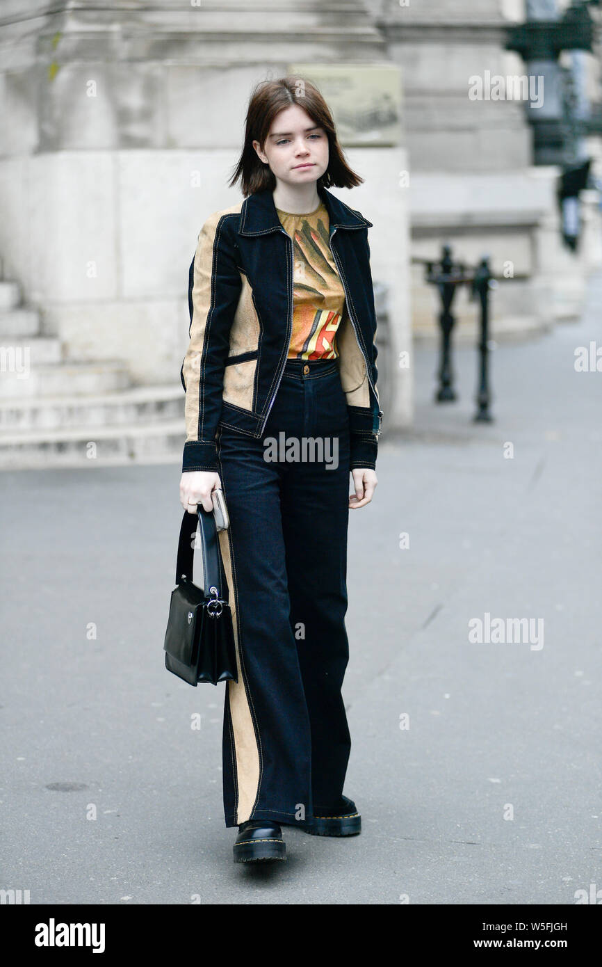Paris Fashion Week Womenswear Fall/Winter 2019/2020 street snap in ...