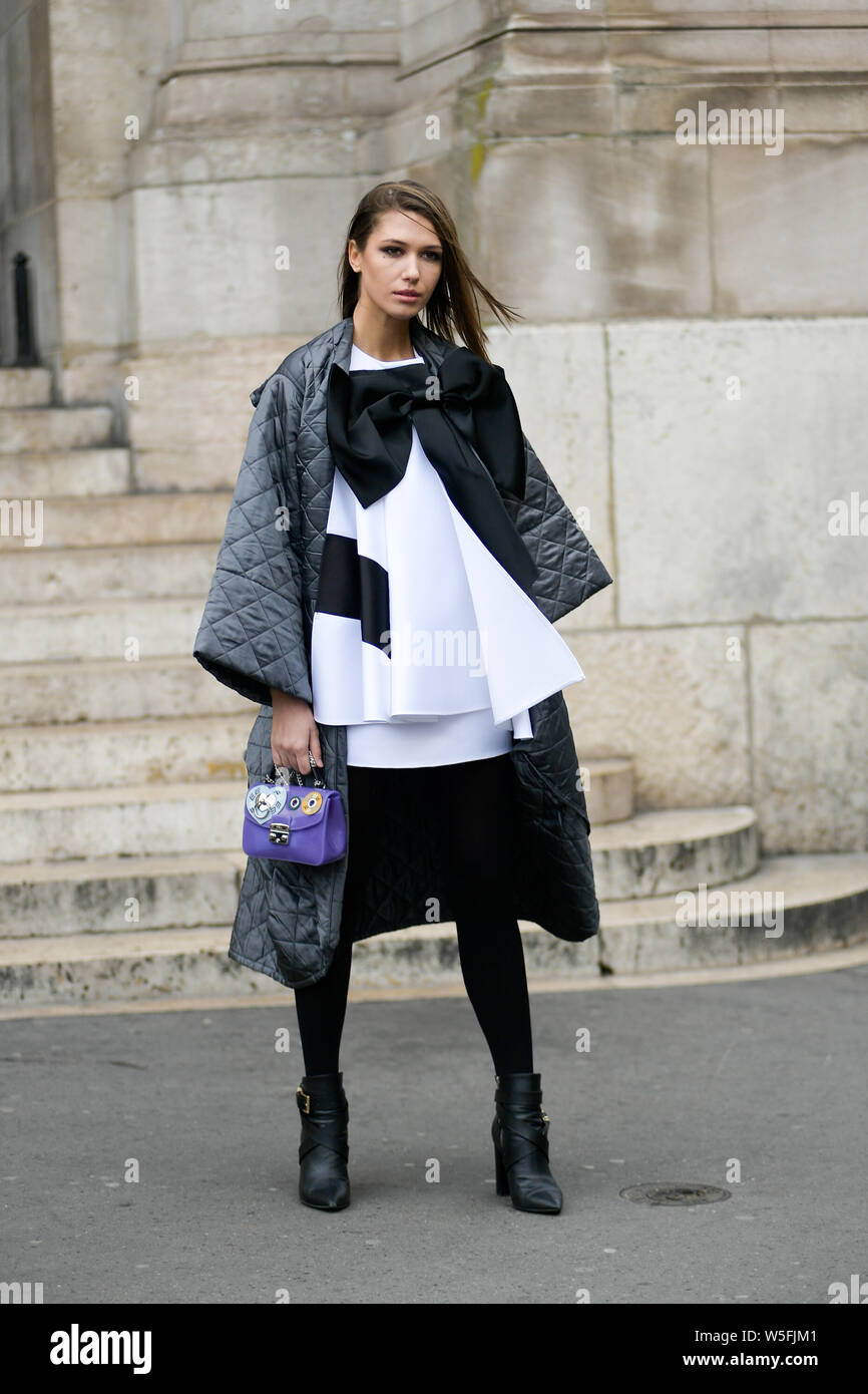 Paris Fashion Week Womenswear Fall/Winter 2019/2020 street snap in ...