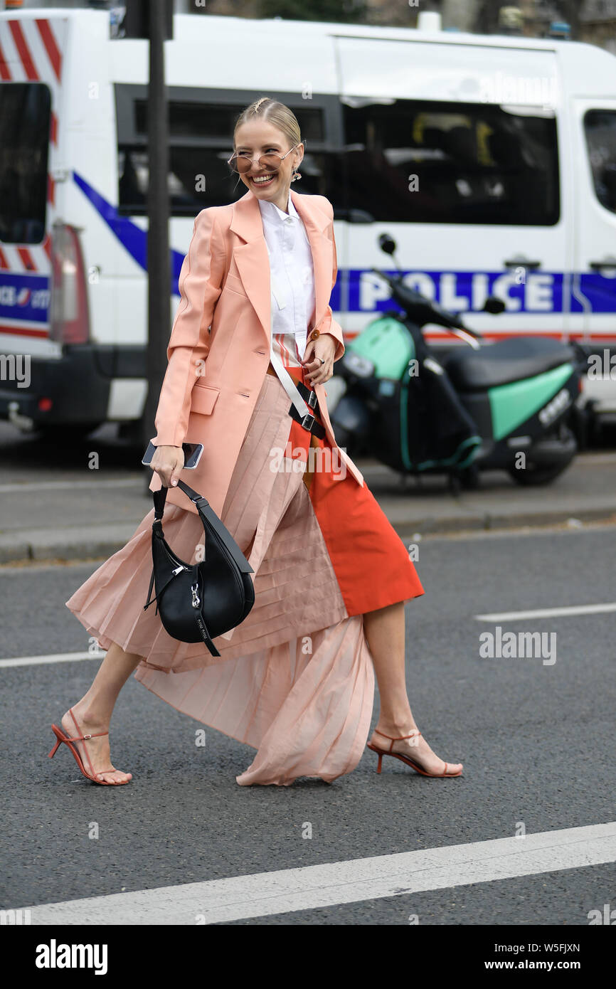 Paris Fashion Week Womenswear Fall/Winter 2019/2020 street snap in ...