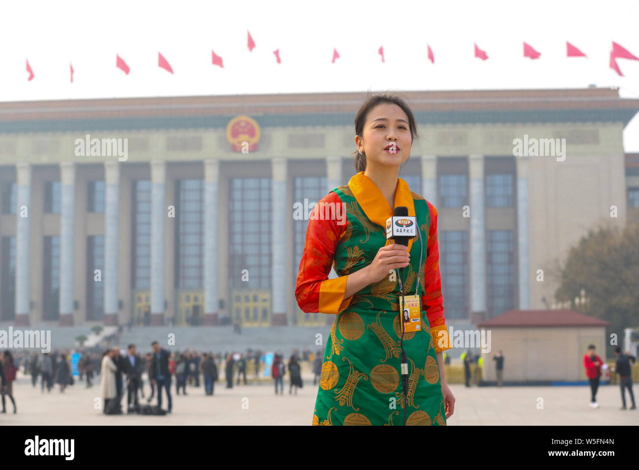 Female journalist hi-res stock photography and images - Alamy