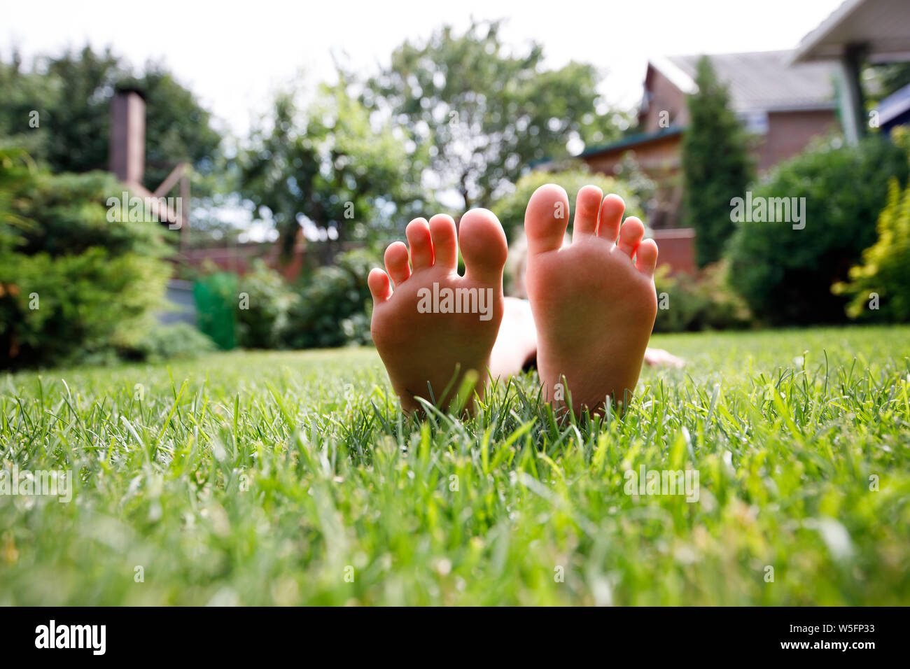 Children grass feet hi-res stock photography and images - Alamy