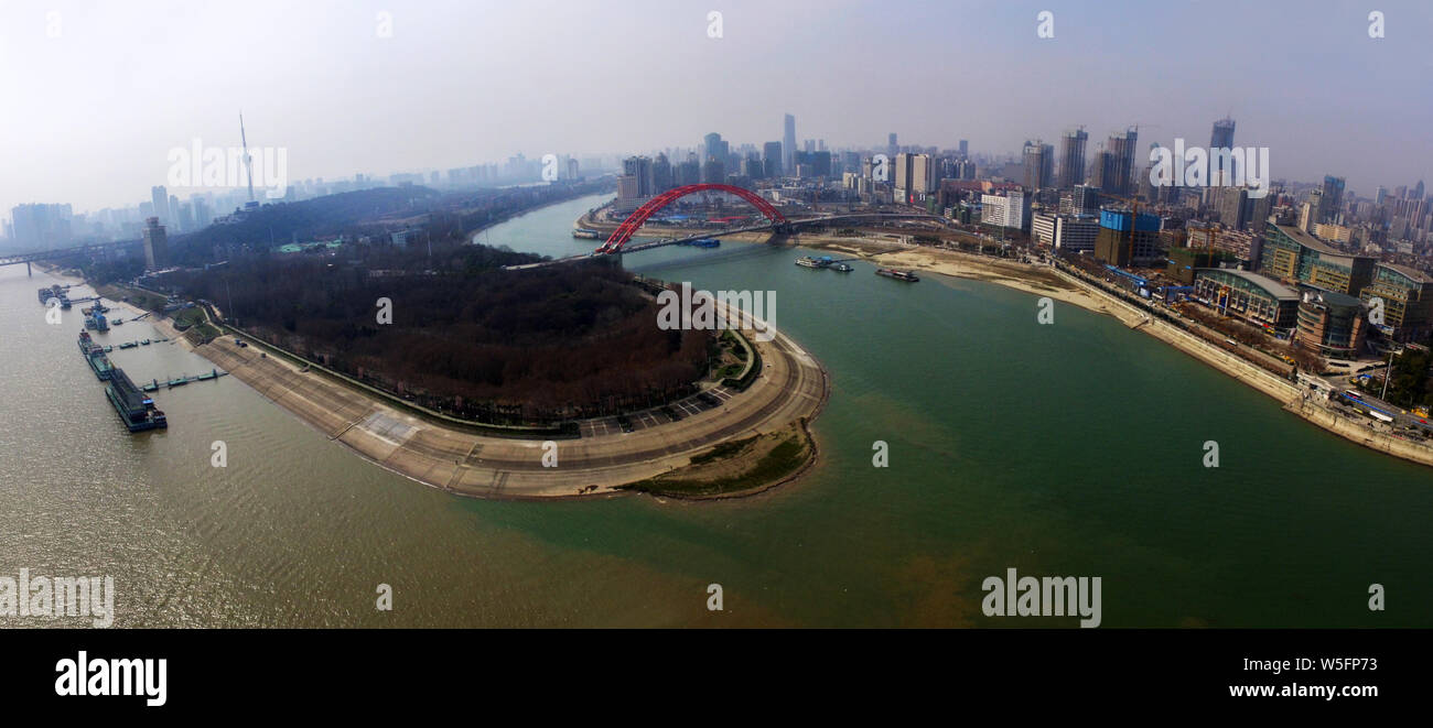 Wuhan yangtze river and han river hi-res stock photography and images ...