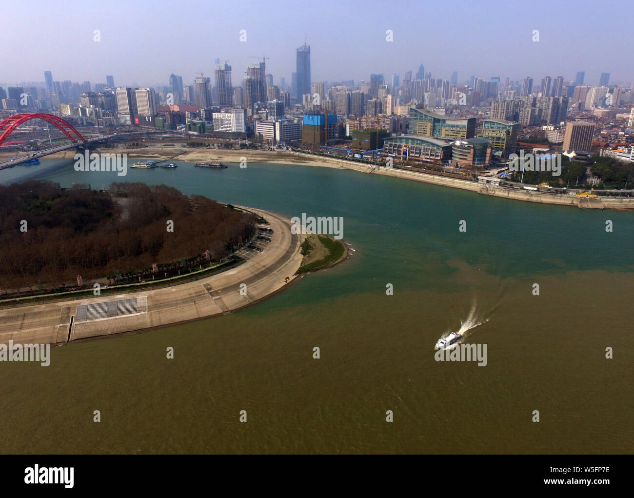 Wuhan yangtze river and han river hi-res stock photography and images ...