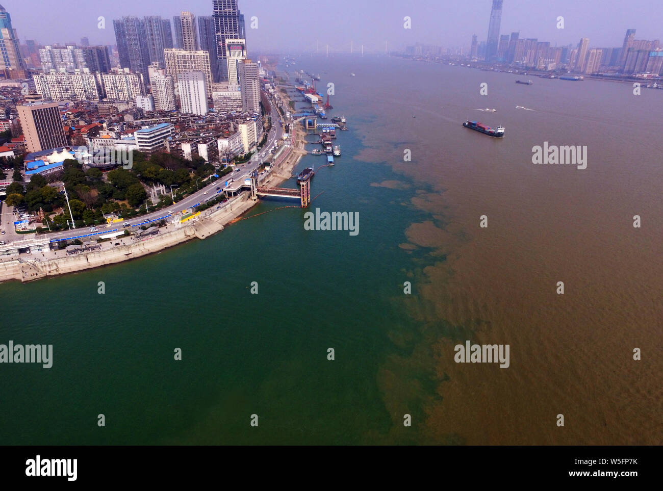 Wuhan yangtze river and han river hi-res stock photography and images ...