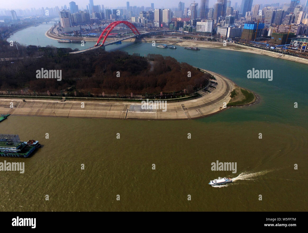 Wuhan yangtze river and han river hi-res stock photography and images ...
