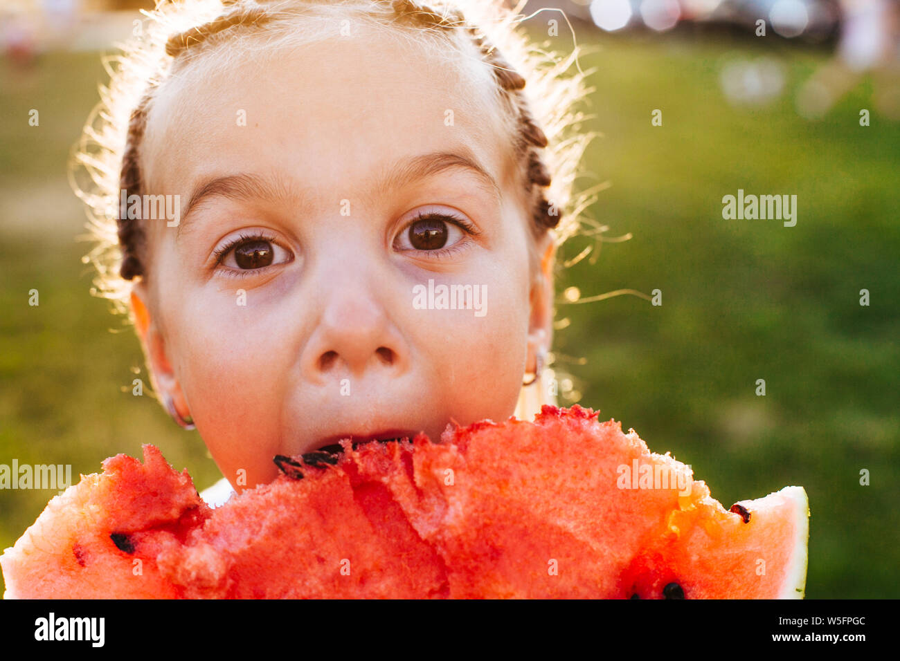 Portrait of cute girl eating watermelon Stock Photo - Alamy