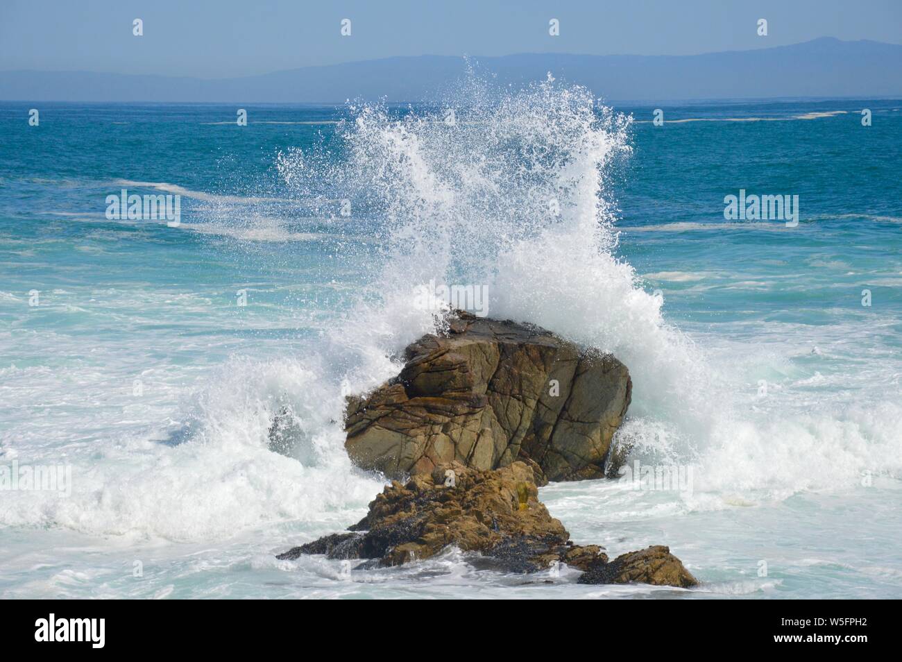 Dashing wave hi-res stock photography and images - Alamy