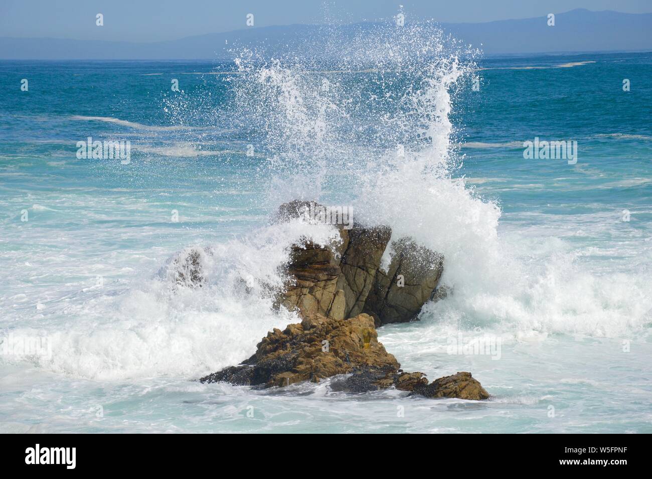 Waves dashing on rocks hi-res stock photography and images - Alamy