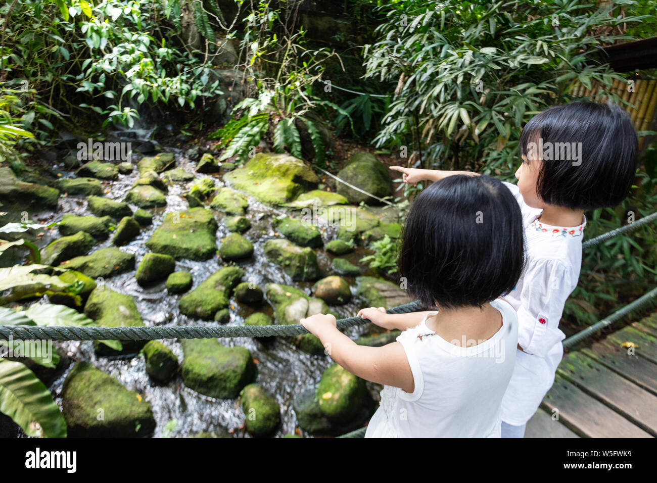 Chinese children playing on bridge hi-res stock photography and images ...
