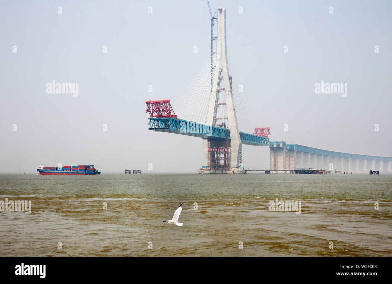 The world's longest cable-stayed bridge, the Hutong (Shanghai-Nantong ...