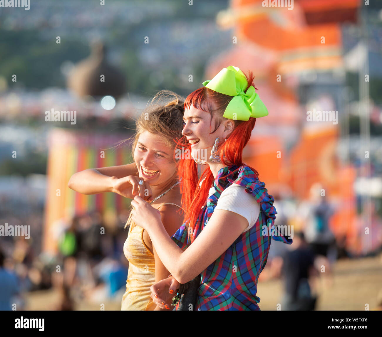 Two dancing girls hi-res stock photography and images - Alamy
