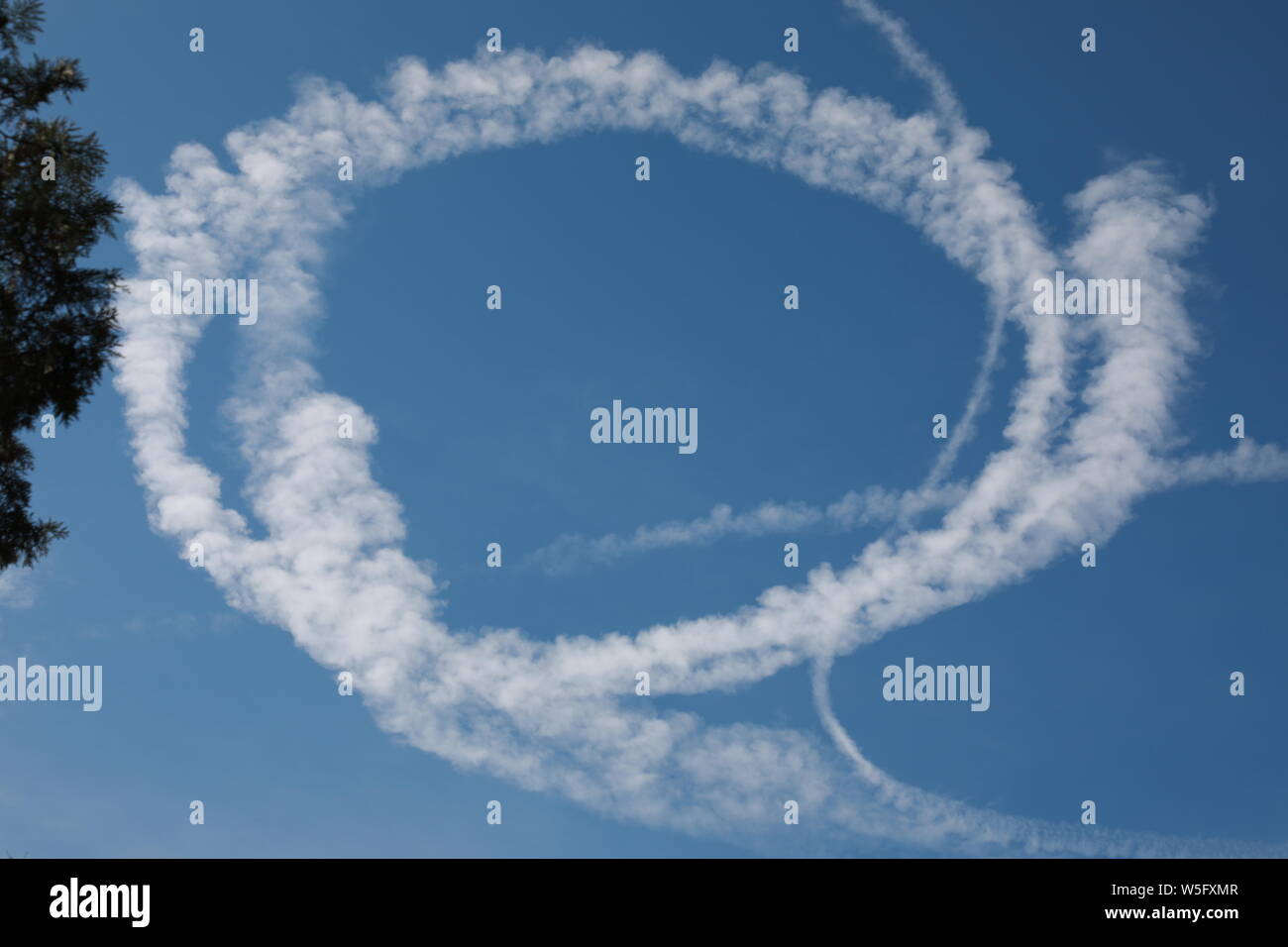 Ring-shaped cloud appears in the sky over the Beijing Western Mountains ...