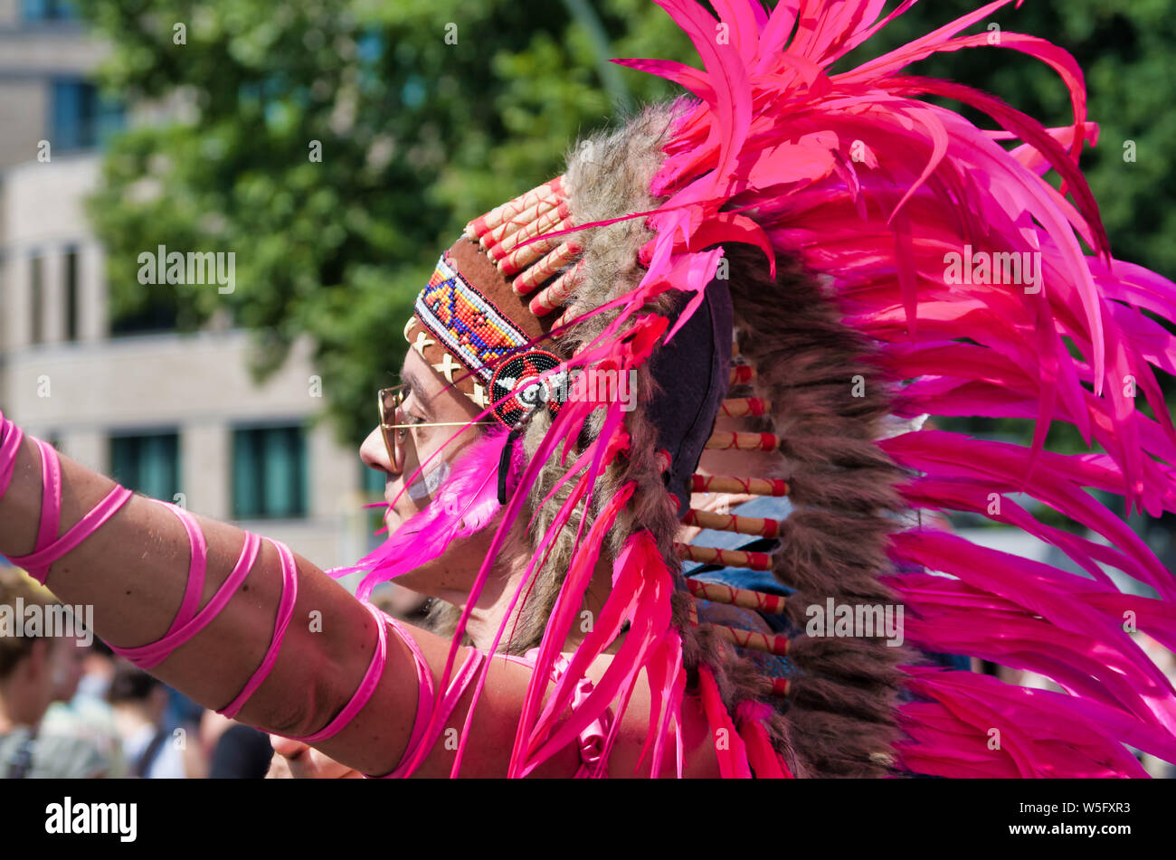 War bonnet festival hi-res stock photography and images - Alamy