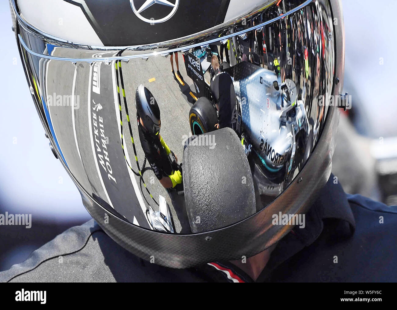 Formula one tyre change hi-res stock photography and images - Alamy