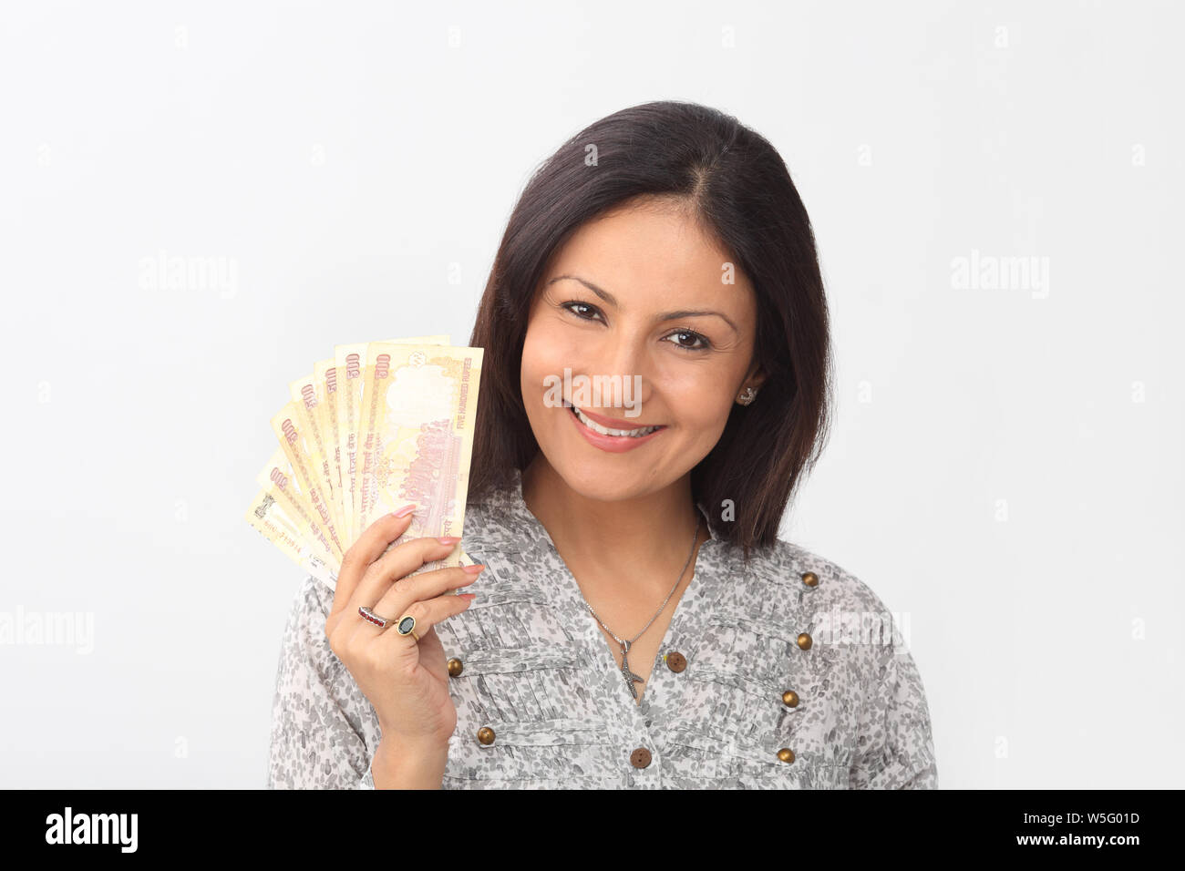 Woman showing five hundred rupees banknote and smiling Stock Photo - Alamy