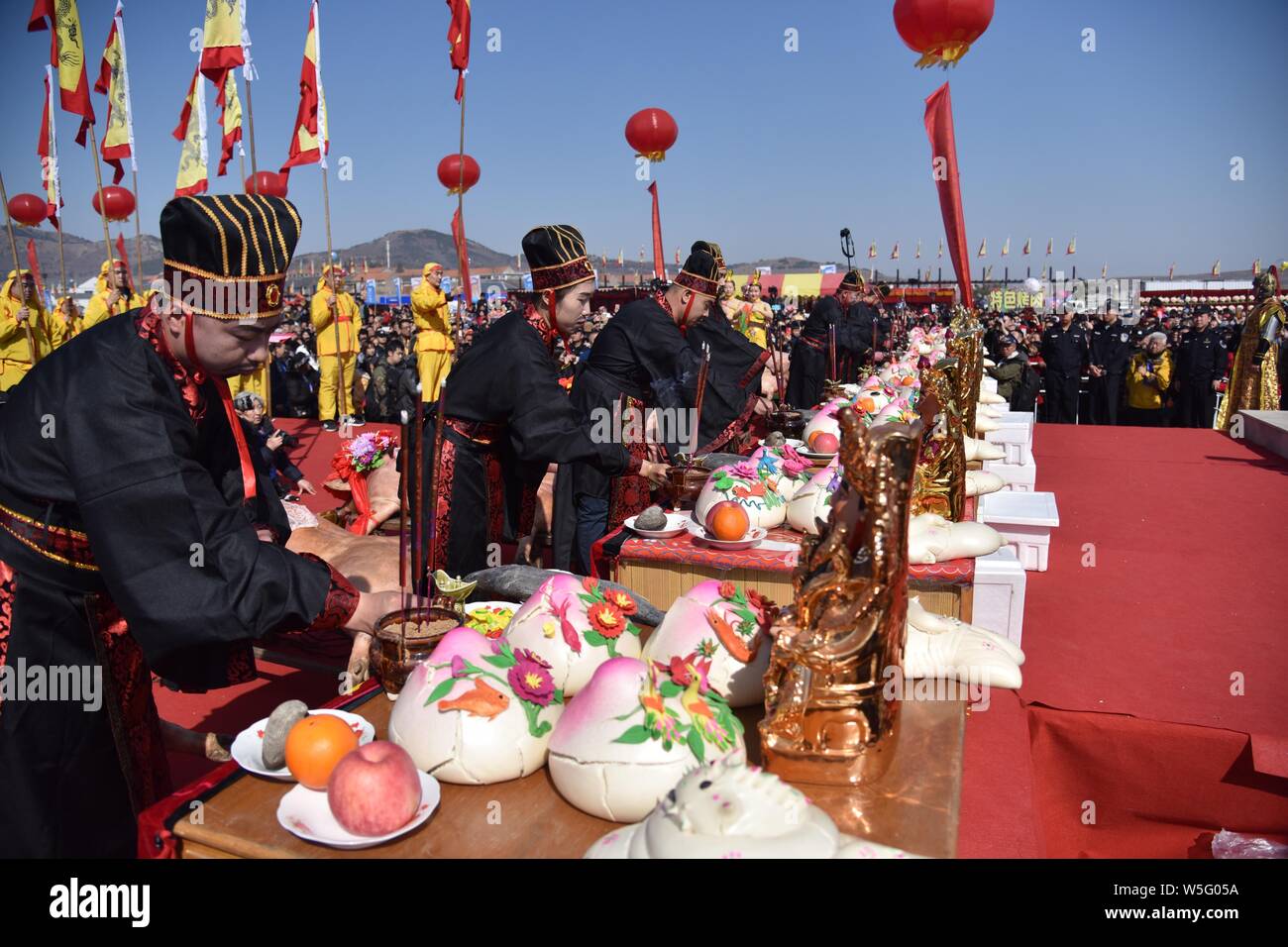 People attend the Tianheng Sea Sacrifice Festival, the biggest sea ...