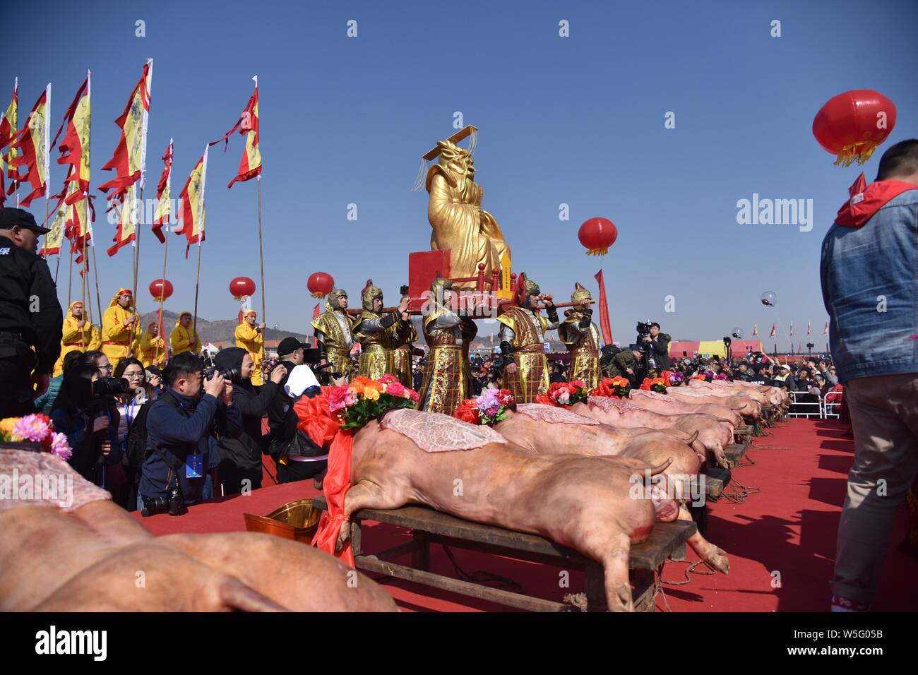 People attend the Tianheng Sea Sacrifice Festival, the biggest sea ...