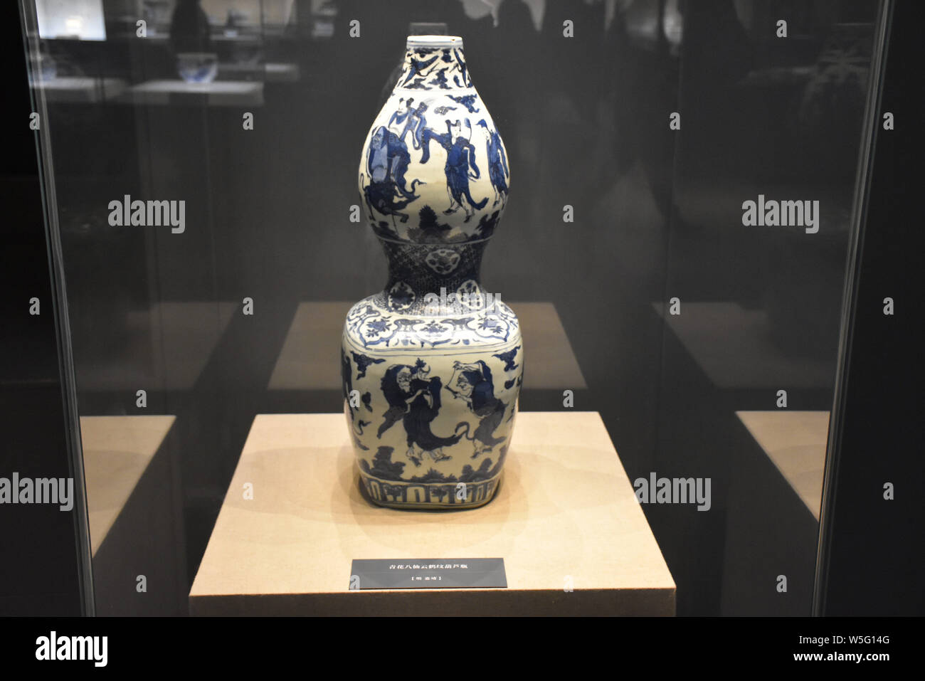 Chinese porcelain art hi-res stock photography and images - Alamy